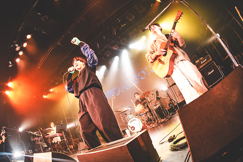 HONEBONE、満員のLIQUIDROOMワンマン。最新アルバム『継承』の楽曲披露＆テツandトモも出演！｜DI:GA ONLINE｜ライブ・コンサートチケット先行 DISK GARAGE ...